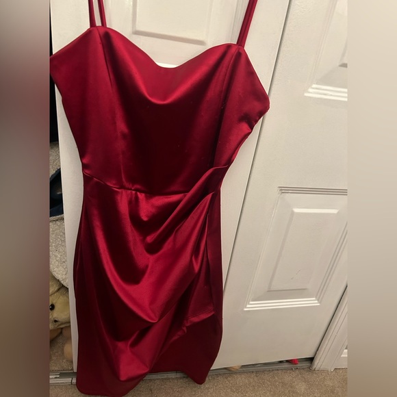 Windsor | Dresses | Very Flattering Windsor Red Silky Dress | Poshmark